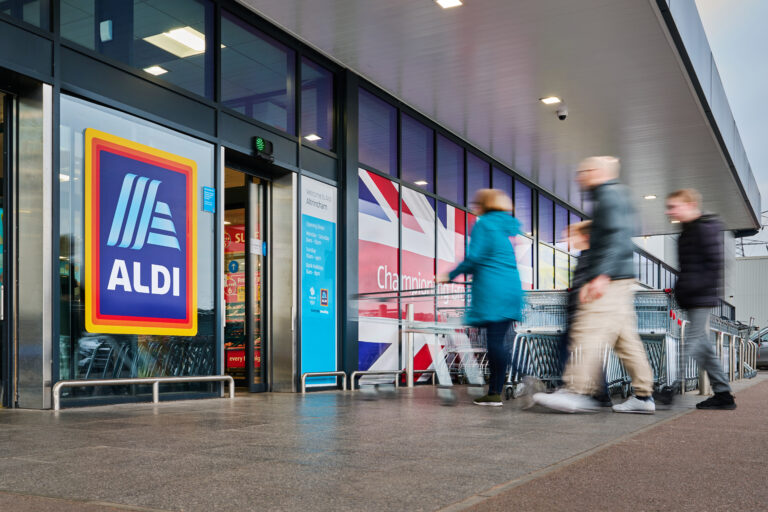 ALDI BECOMES FIRST SUPERMARKET TO PAY STORE ASSISTANTS AT LEAST £13 AN ...