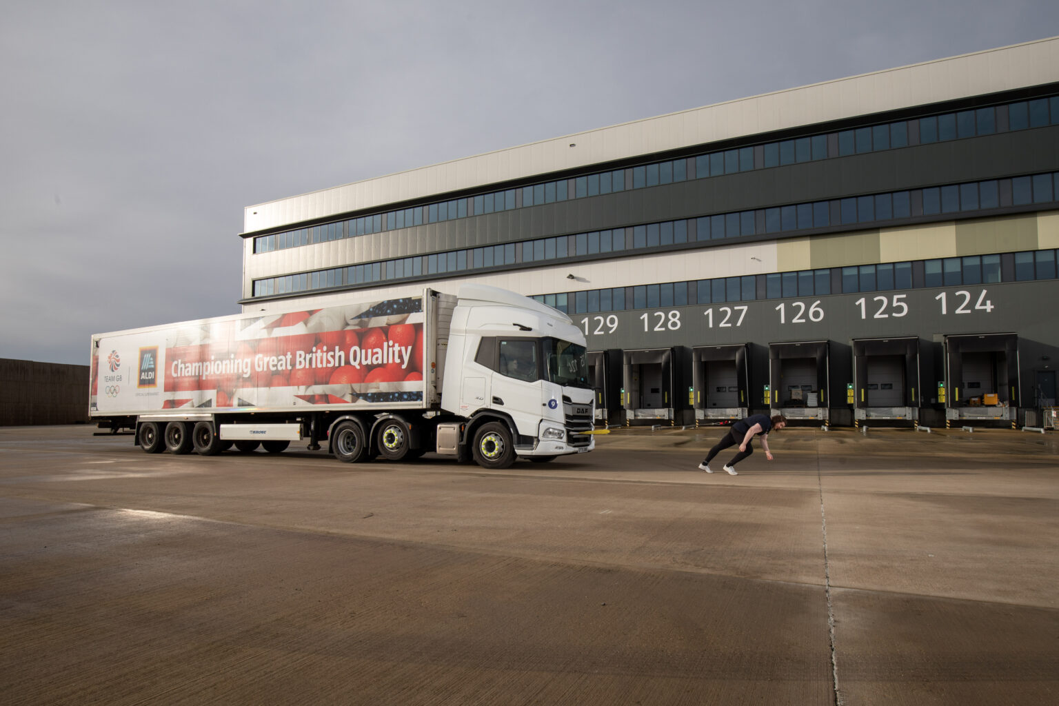 WORLD’S STRONGEST WOMAN WINNER PULLS ALDI LORRY AND TURNS WEEKLY SHOP ...