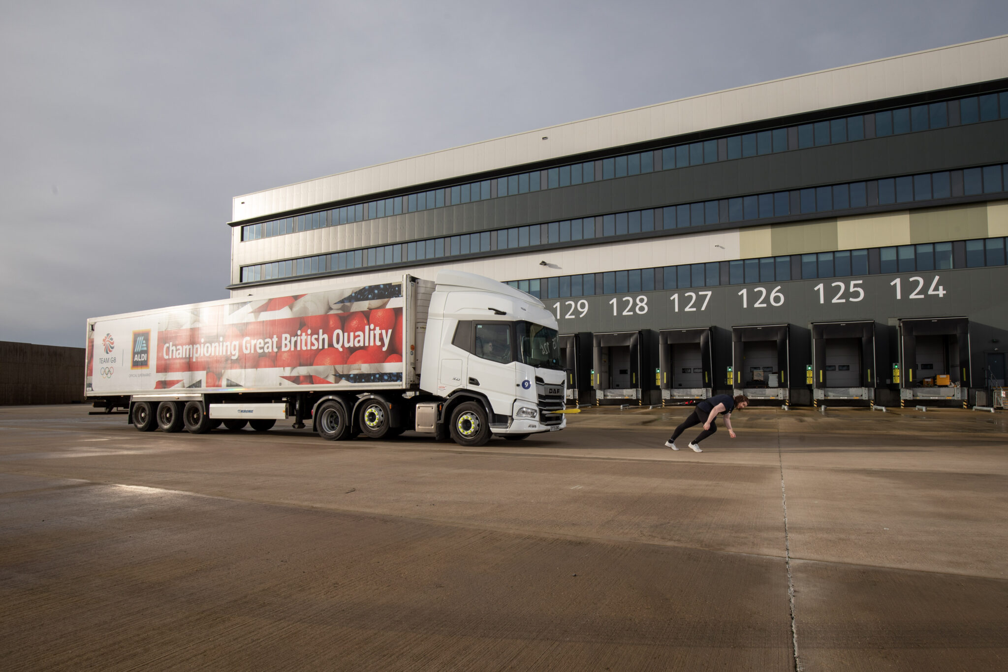 WORLD’S STRONGEST WOMAN WINNER PULLS ALDI LORRY AND TURNS WEEKLY SHOP ...